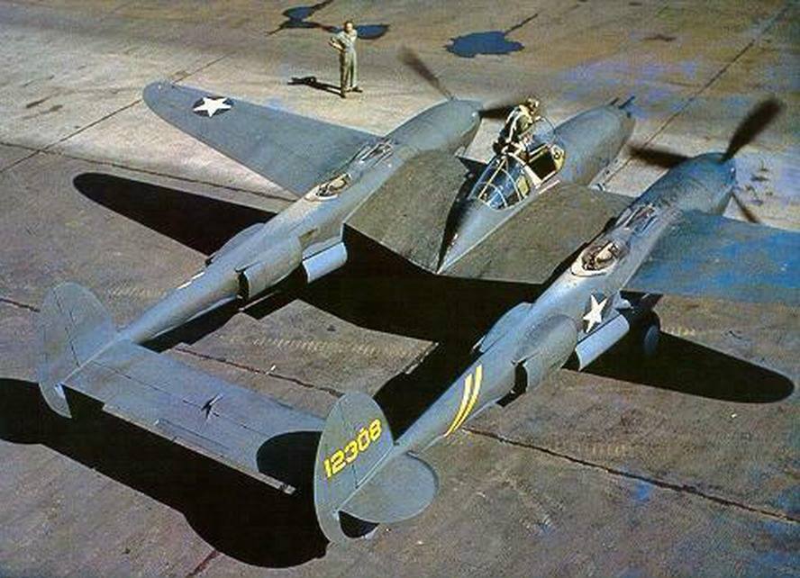 What do you make on the colors of the prop spinners of this P-38 ...